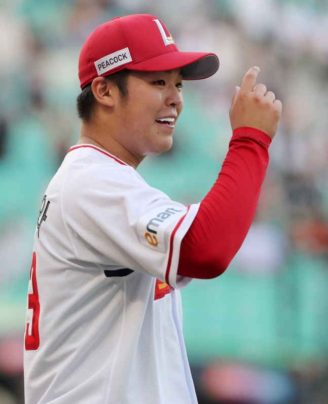 "시라카와로 결정했다" 두산은 왜 KBO 56승 외인 아닌 '고작 5G 등판' 23세 日 투수 선택했나 - 머니투데이