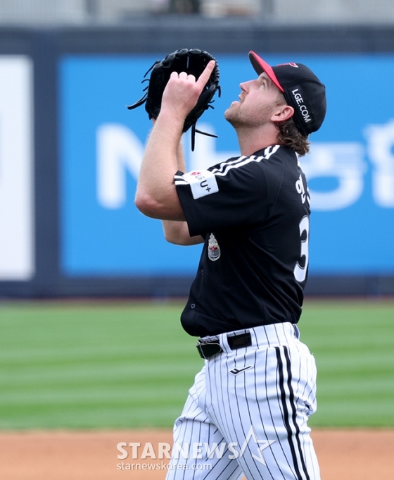 'LG 재계약 달렸는데...' 3일 휴식에도 무려 스피드건 153km 찍었다... 그러나 3⅓이닝 4실점 '붕괴' 어쩌나 [준PO4 현장] - 머니투데이