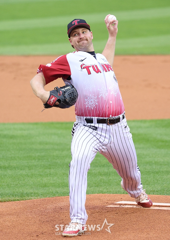 LG서 퇴출 위기 2명→결국 1명은 떠났고, 1명은 남았다... '무려 9일 쉰' 이방인 '인생투' 펼칠까 [PO4 현장] - 머니투데이