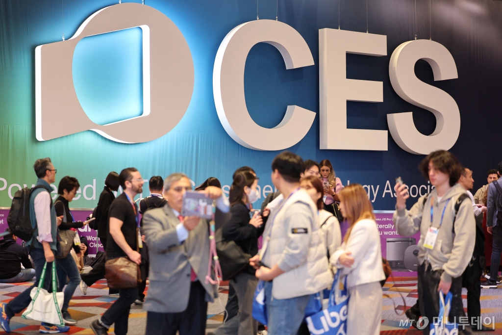 젠슨황의 'AI로봇'부터 부활한 'XR'까지…CES가 제시한 미래 - 유니콘팩토리