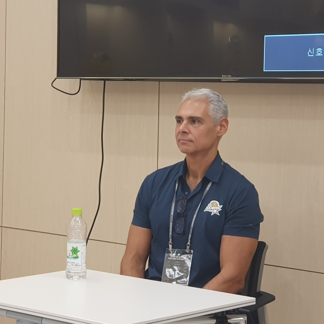 '4R 데뷔→정규 2위' KB 새 역사 이끈 브라질 명장, 체력 또 체력 강조했다 '대체 왜' - 머니투데이