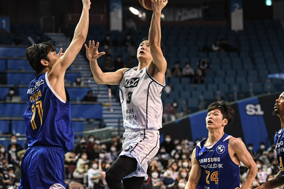 '허웅-이승현 18점씩 활약' KCC, 삼성 78-72 잡고 연패 탈출 [★리뷰] - 머니투데이