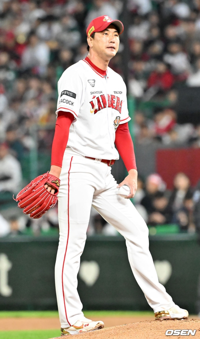 'SSG 어쩌나' 에이스 김광현마저 무너졌다... '3이닝 4실점+손가락 상처' 최악의 시나리오 [준PO2] - 머니투데이