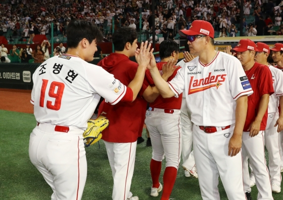'KBO 43년 역사상 최초 5위 결정전 간다' 사령탑의 감사 인사 "승리의 기운, 만원 관중으로 불어넣어 주셨다" - 머니투데이