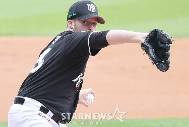 '사상 첫 WC 업셋' 벤자민이 해낸다, 이강철 감독 "계속 좋은 흐름, 오늘 이기면 나도 장담 못한다" [WC2 현장] - 머니투데이