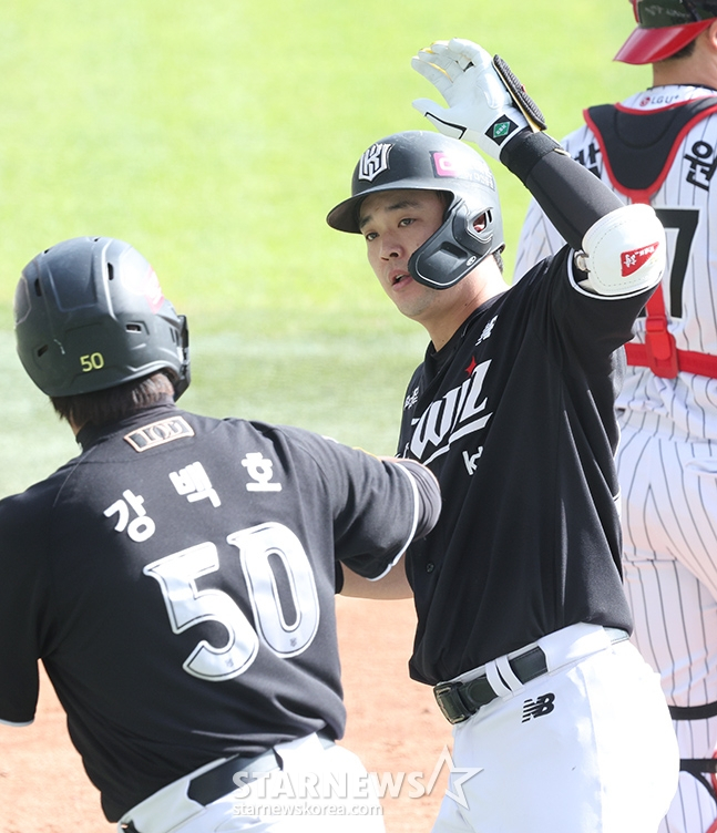 KT 문상철, LG 선발 엔스 상대로 '선제 투런포' 폭발! 이강철 감독 '신의 한수' 대적중 [준PO1 현장] - 머니투데이