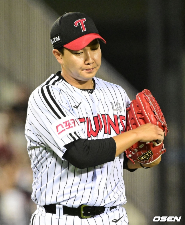 부친상 슬픔 오열 "아버님 좋은 곳 모셔드리고 와라..." LG 최강 클로저 바로 오늘(6일) 복귀, LG 2차전 반등할까 [준PO2 현장] - 머니투데이