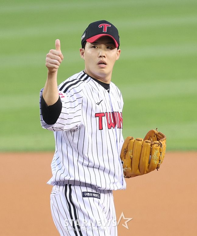 '와' 임찬규, 파죽지세 KT 상대 5⅓이닝 1자책 쾌투! LG 외인 뒤로 간 이유 있었다 [준PO2 현장] - 머니투데이