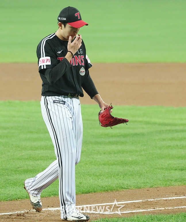 '아!' LG 손주영 불운의 끝판왕이었다 '수비 도움이 전혀...' 4⅓이닝 4실점 강판, 그래도 누가 돌을 던지랴 '준PO 지배했는데...' [PO2 현장] - 머니투데이