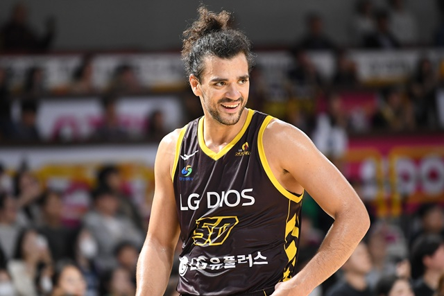 '외인 대결' 마레이, 버튼에 판정승→LG 개막 2연승, KCC 89-84 격파 - 머니투데이