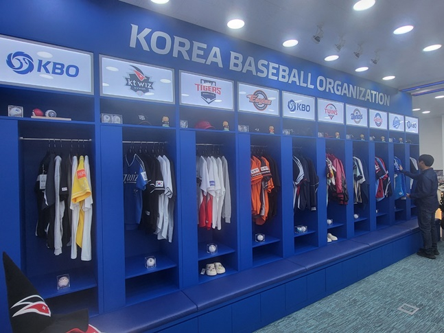 강남 한복판에 있는 'KBO 스토어', 1000만 관중 인기를 실감하다 [류선규의 비즈볼] - 머니투데이