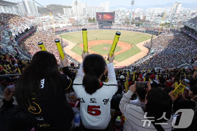 [오피셜] KBO 44년 역사상 최초 기록 나왔다! 개막 2연전 '매진-매진-매진-매진-매진' 무려 21만 9900명 대박 - 머니투데이