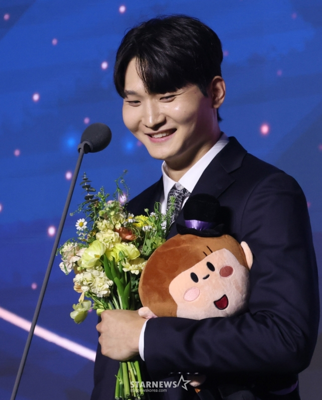 안영준 KBL 최고의 별! 'SK 선배' 김선형 제쳤다→워니는 만장일치 MVP... 전희철 감독까지 '집안 잔치' [시상식 현장] - 머니투데이