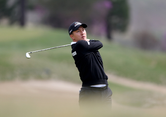 '강풍에도 빛났다' 2년차 김백준, KPGA 개막전서 3R 단독 선두 '생애 첫 우승' 보인다 [춘천 현장리뷰] - 머니투데이
