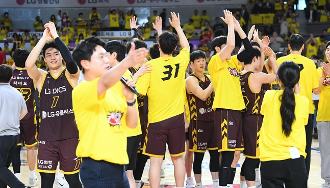 '형제 감독 대결' 싱겁게 끝나나, LG 파죽의 2연승→11년 만의 챔프전까지 '단 1승' 남았다 [KBL 4강PO] - 머니투데이