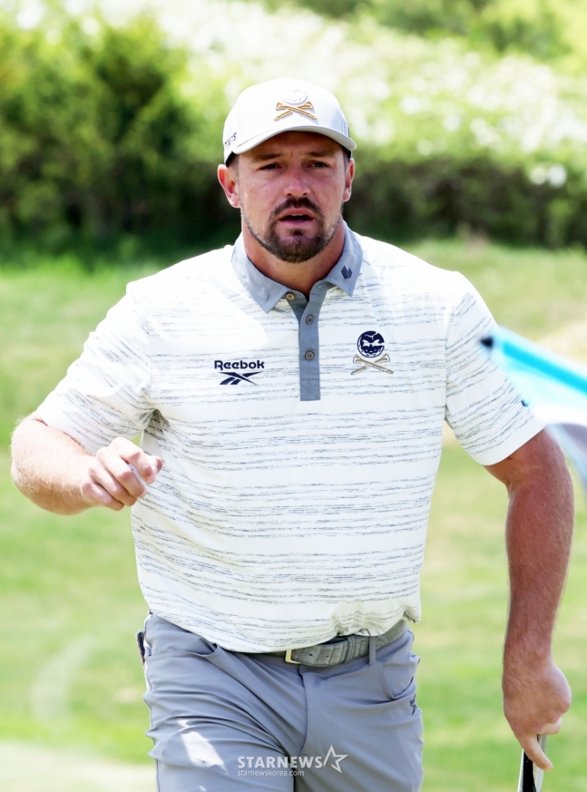 '역시 디섐보' 관중 몰이-실력 압도, 'LIV골프 코리아' 1R 공동 1위 달렸다... 김민규 공동 9위 [인천 현장리뷰] - 머니투데이