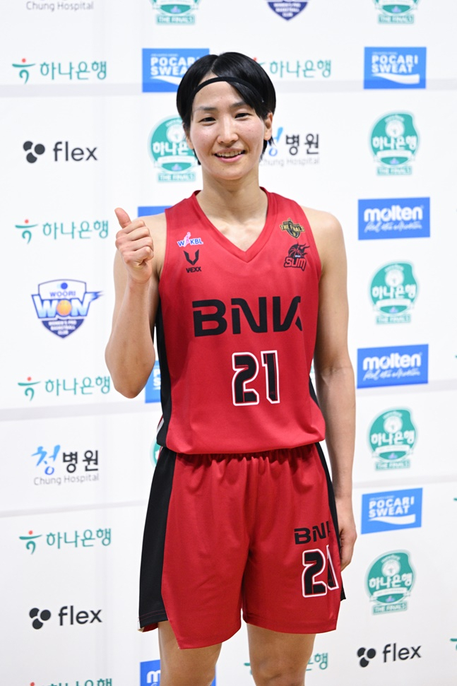 'BNK 우승주역' 사키 다시 한번 韓 무대 도전, WKBL 아시아쿼터에 18명 신청... 경력자도 5명 - 머니투데이
