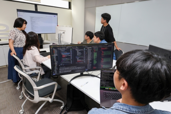 KT, '소버린 AI' 본격 대응…한국어 특화 LLM '믿:음 2.0' 공개(종합) - 머니투데이