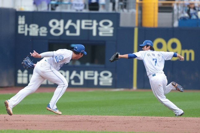 '최소실책 3→1→2위' 삼성 철벽 내야, 비오는 PS서 빛났다 "누구나 처리할 타구, 누가 더 안정적 처리하느냐 싸움" [PO3] - 머니투데이