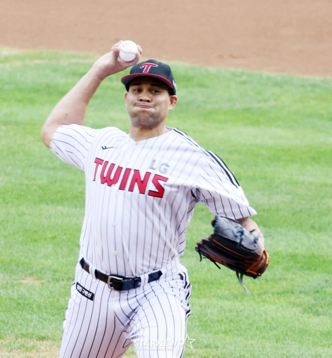 LG 우승 확률 73.2% 잡았는데, '한화전 ERA 1.40' 천적 2차전 등판 불발되다니... '대체 왜' [KS1 현장인터뷰] - 머니투데이