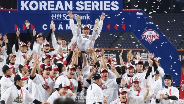 '3년 2회 우승' LG 염경엽, 왕조 건설 외쳤다 "내년에도 이 자리 서겠다" [LG V4] - 머니투데이