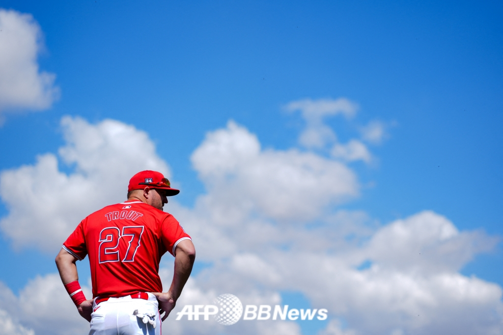 '역대급 WBC 명장면 탄생' LAA 트라웃, 왜 포지션 변화 'CF→RF' 결단 내렸나 - 머니투데이