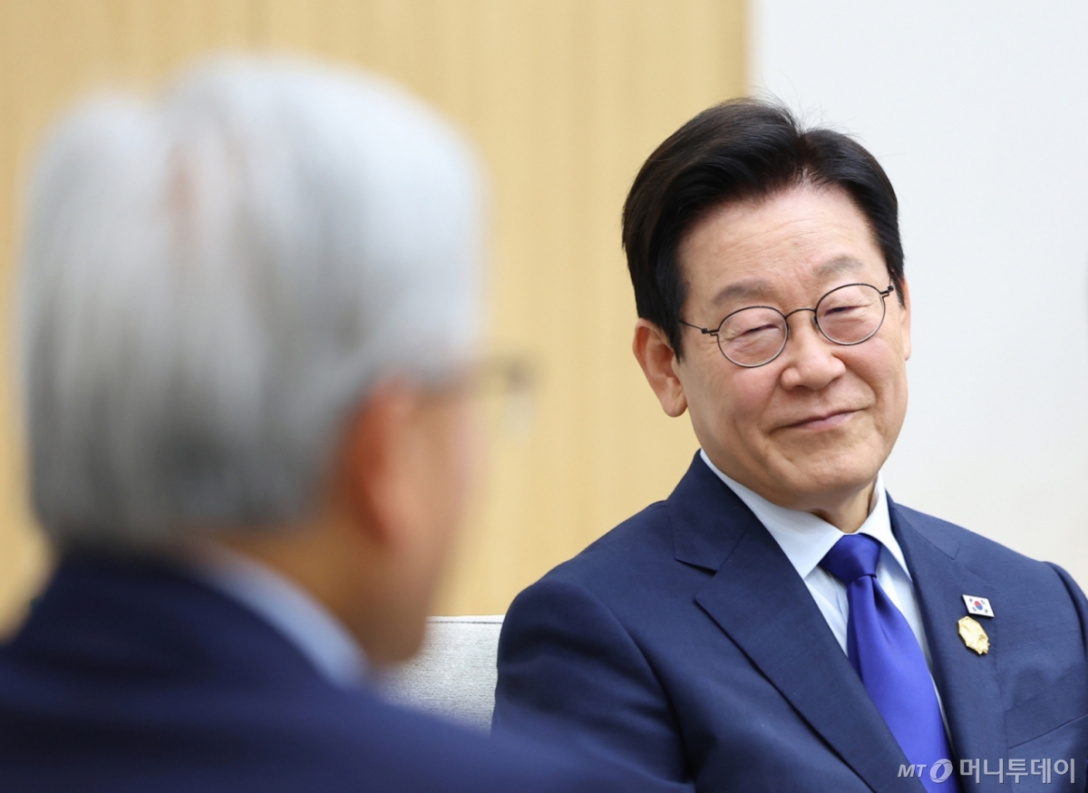 이재명 대통령, 젠슨 황 만나 'GPU 26만장' 확보…"전세계 3등" - 머니투데이