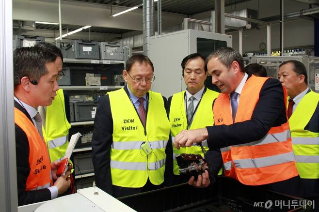 LG전자, ZKW 인수 1년…세계 최초 '파노라마 헤드램프' 만든다 - 머니투데이