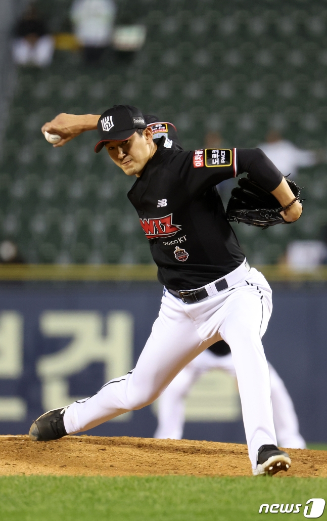 KT 총력전, 고영표 불펜 대기→마무리-셋업맨 보직 맞바꾼다 [준PO2] - 머니투데이