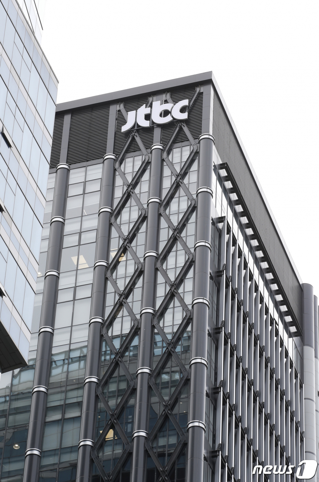 남성기자 2명 해외출장 중 성추행... JTBC "징계절차 돌입" - 머니투데이