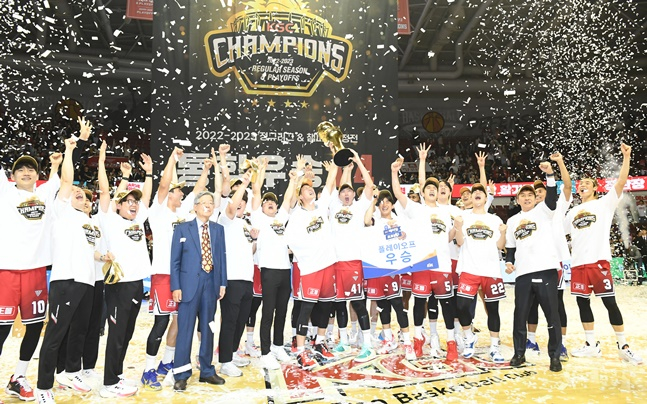 KGC 2년 만에 왕좌 탈환! 역대 첫 결승 7차전 연장승부서 100-97 승리... 오세근 MVP - 머니투데이