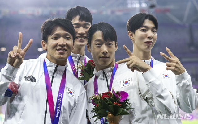 김국영 마지막 AG서 첫 메달 감격! 남자 400m 계주 37년 만에 해냈다, 더욱 값진 동메달 - 머니투데이