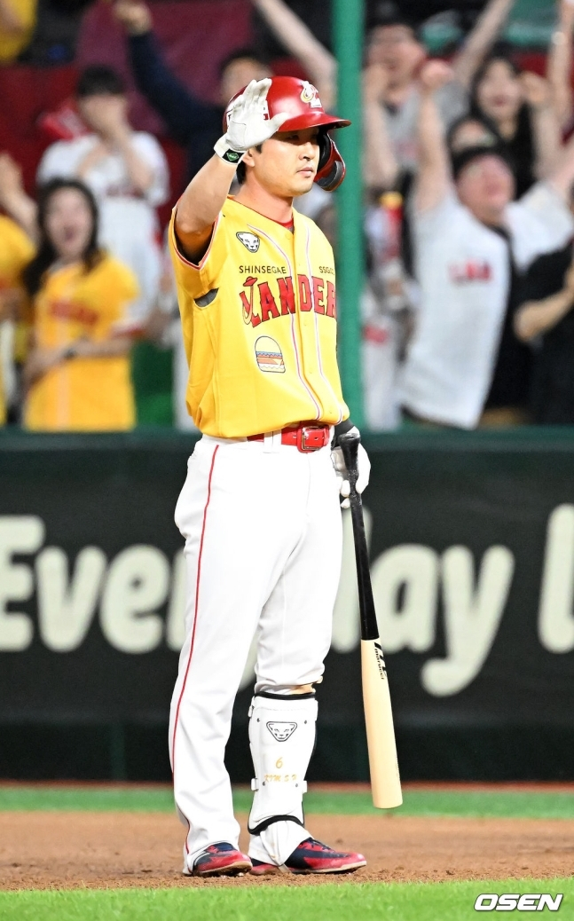 [오피셜] '19년 원클럽맨' 37세에도 마침내 다년 계약까지 해냈다... '첫 FA 11억→3년 6억에 도장' SSG "전액 보장 금액" - 머니투데이