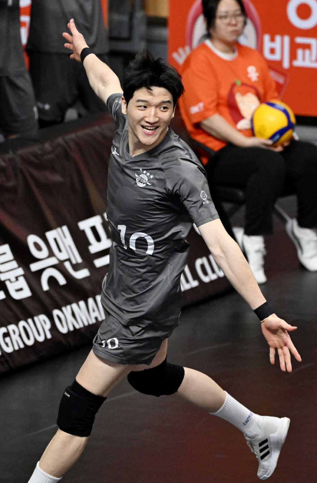 '통합 우승 4연패 역사!' 대한항공, OK금융그룹 풀세트 접전 끝 승리... 정지석+임동혁 36점 합작 [대한항공 우승 현장] - 머니투데이