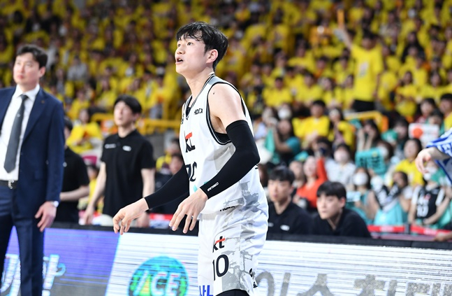 KT 반격 시작됐다! 문성곤 19점 폭발→20점 차 대승... LG 턴오버에 울었다 [4강PO2 현장리뷰] - 머니투데이