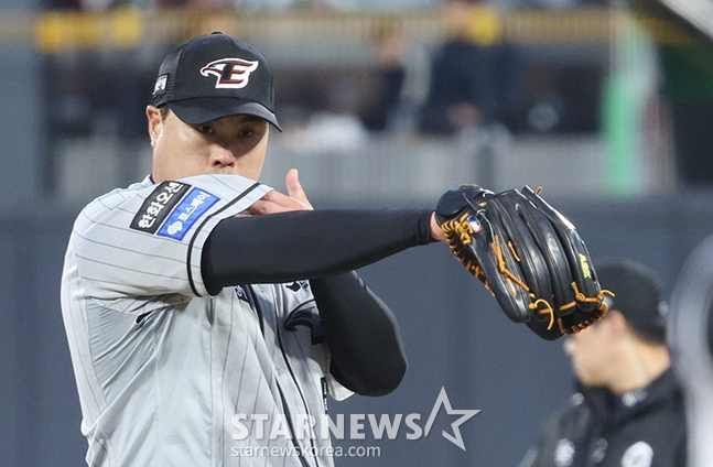 'ABS 불만 폭발' 류현진, 김광현 키즈 상대 KBO 100승 도전... '타율 0.362' 천적 최정도 기다린다 - 머니투데이