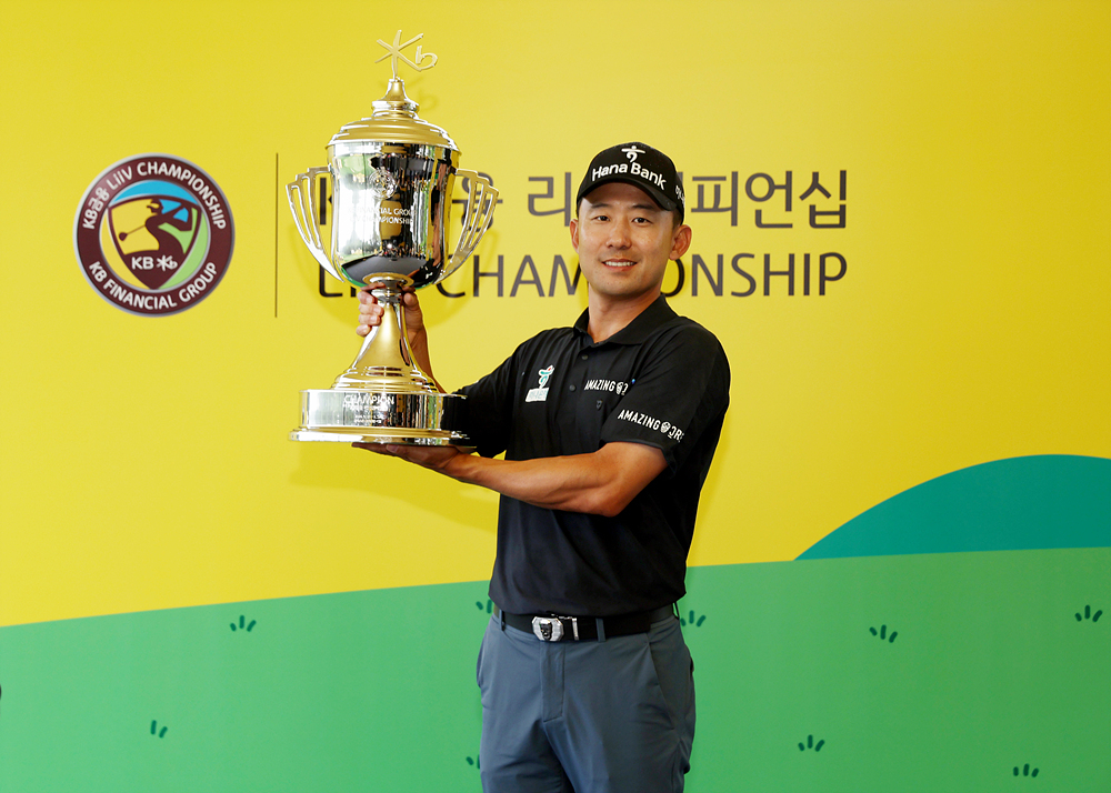 "다 핑계였다" 한승수 우승 원동력, '54세 최경주'의 울림... '몸 아파도' 결국 증명했다 [KPGA] - 머니투데이