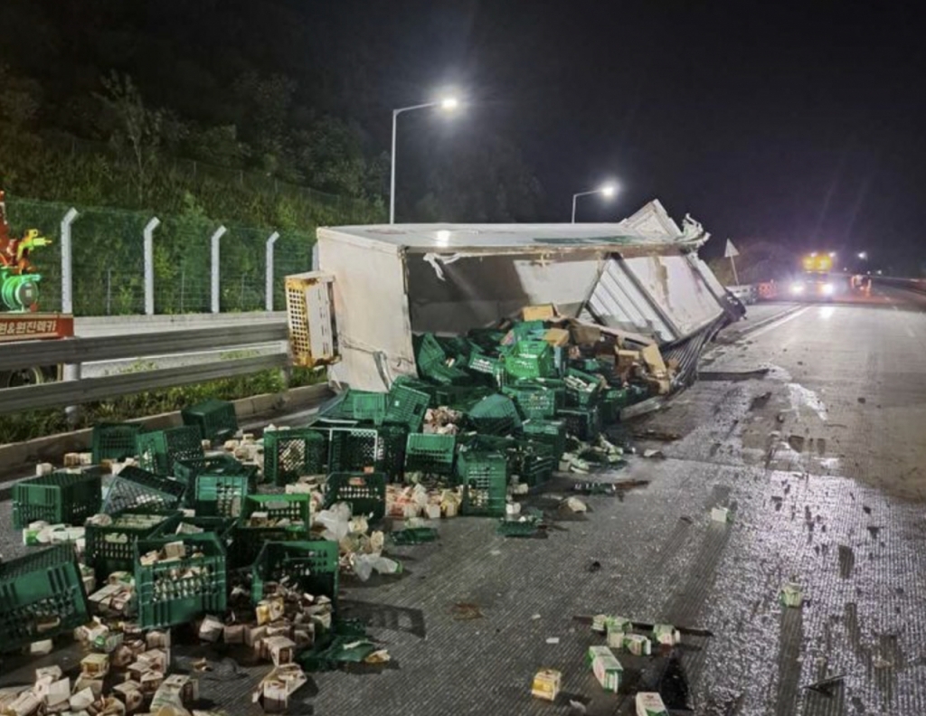 떨어진 적재물 치우러 나왔다가…25t 화물차에 치여 사망한 60대 - 머니투데이