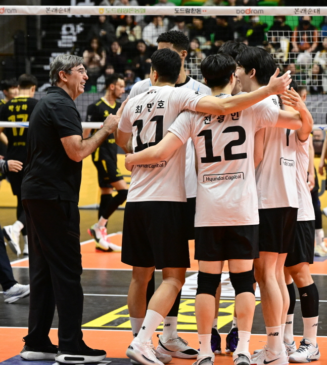 '충격 반전' 만년꼴찌 페퍼 '벌써 5승'-GS칼텍스 '충격 10연패'... 현대캐피탈은 5연승 [V리그] - 머니투데이