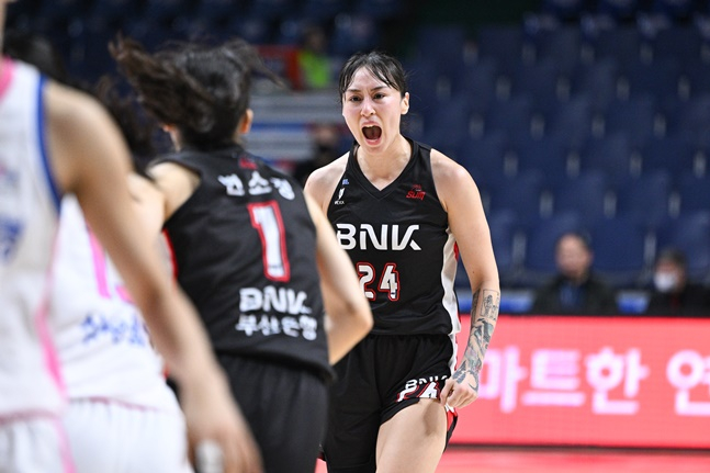 김소니아 '미쳤다', 3.8초 남기고 전율의 위닝샷! BNK 52:60→63:62 대역전극 [부산 현장리뷰] - 머니투데이