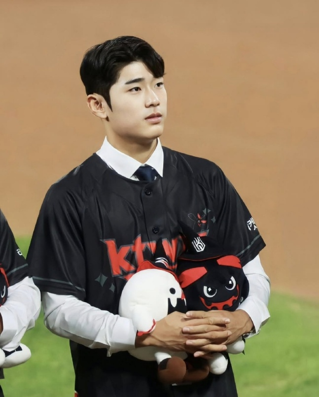 "와, 잘생겼다" 얼굴 훈훈한데 타구속도는 '오타니급', KT 퓨처스에 피지컬 괴물이 성장하고 있다 - 머니투데이