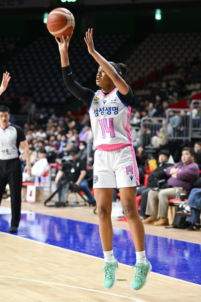 '완전체' BNK, PO 1차전 가져왔다!→91.7% 확률 선점... 박혜진 21득점 대활약+돌아온 이소희 3점포 3방 [부산 현장리뷰] - 머니투데이