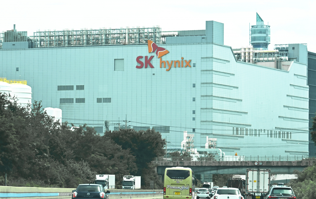 SK하이닉스, 메모리 수급 개선·HBM 실적 성장 전망...목표가 31만원-BNK - 머니투데이