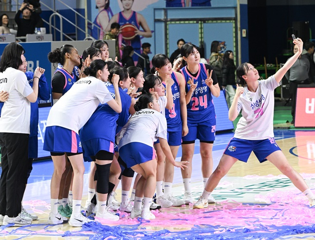 '홈 스위트 홈' 삼성생명 광란의 4쿼터→2연패 후 첫 승... BNK 4쿼터 단 1득점, PS 최소 新 [WKBL PO] - 머니투데이