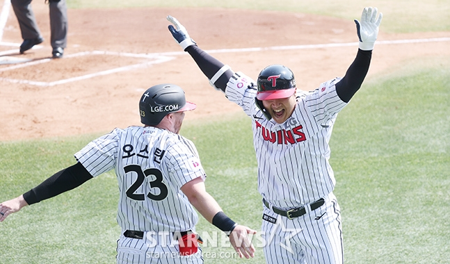 '15안타 맹폭+치리노스 QS' LG, 완벽한 투타 조화로 롯데 12-2 완파! [잠실 현장리뷰] - 머니투데이