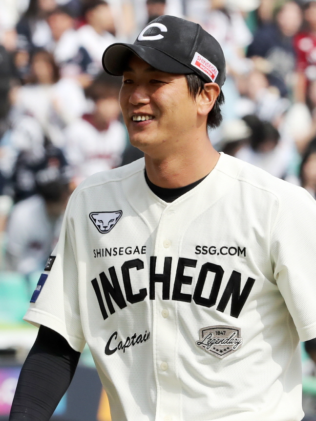 'KKKKKKKK' 이래야 SSG의 심장이지, 김광현 앞세운 SSG 2연승 질주... 두산에 5-2 승리 [인천 현장리뷰] - 머니투데이