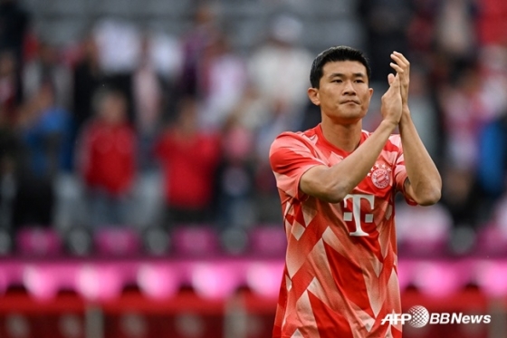 "김민재, SNS 댓글 기능 닫는 예민한 남자" 독일 언론인 지적... "2년 연속 UCL 탈락 '비난' 두려워해" - 머니투데이