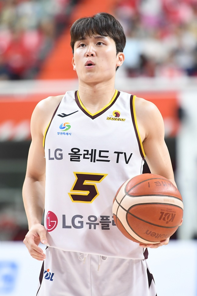 LG '28년 무관 恨' 풀러 간다! 3전 전승 챔프전 진출→'쌍둥이 감독' 대결서 완승 [KBL 4강PO3 리뷰] - 머니투데이