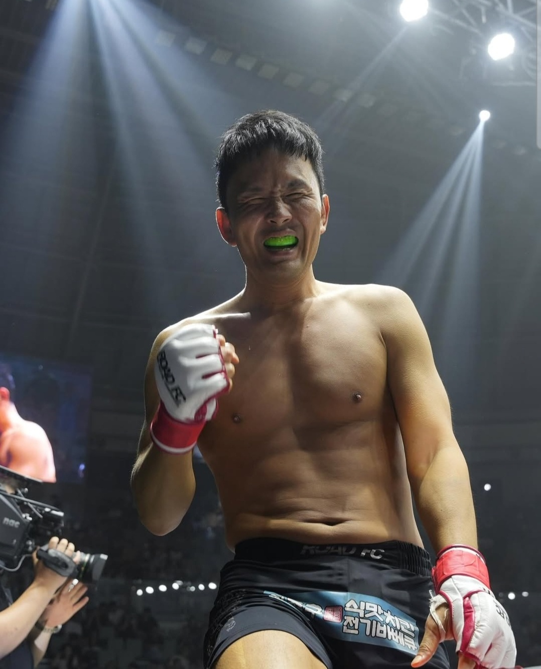 코미디언 윤형빈, '205만 유튜버' 밴쯔에 '1분 42초' 짜릿 TKO 승... 화려한 은퇴 경기 - 머니투데이