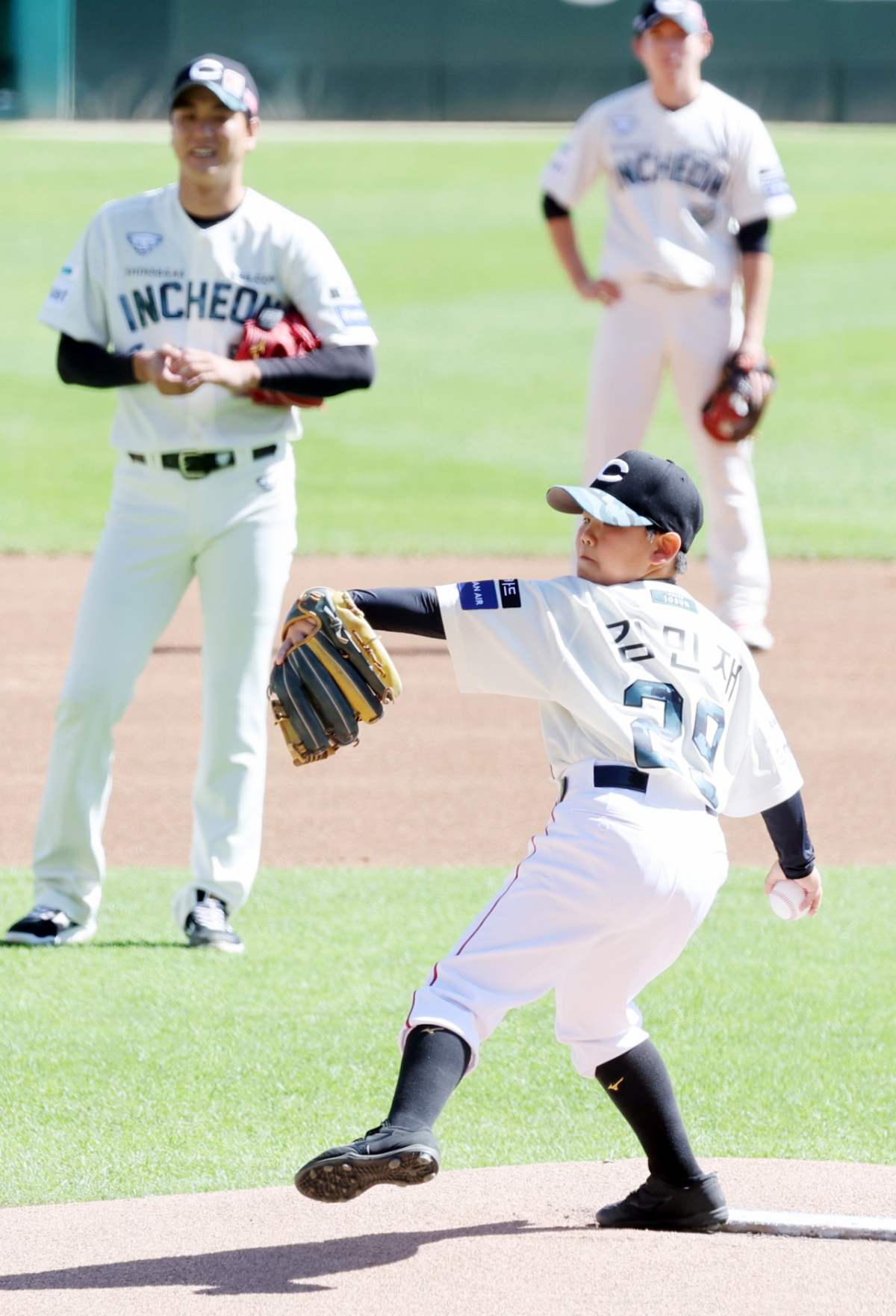 [한번에쓱]'아빠 2000K 축하도 하고 시구도 하고' 김광현 아들 김민재 군 - 머니투데이